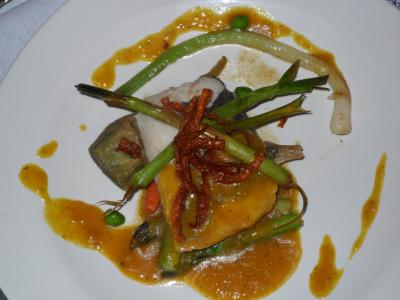 MERLUZA SALVAJE CON VERDURAS Y SALSA EMULSIONADA DE ACEITE DE ESPEJO ...